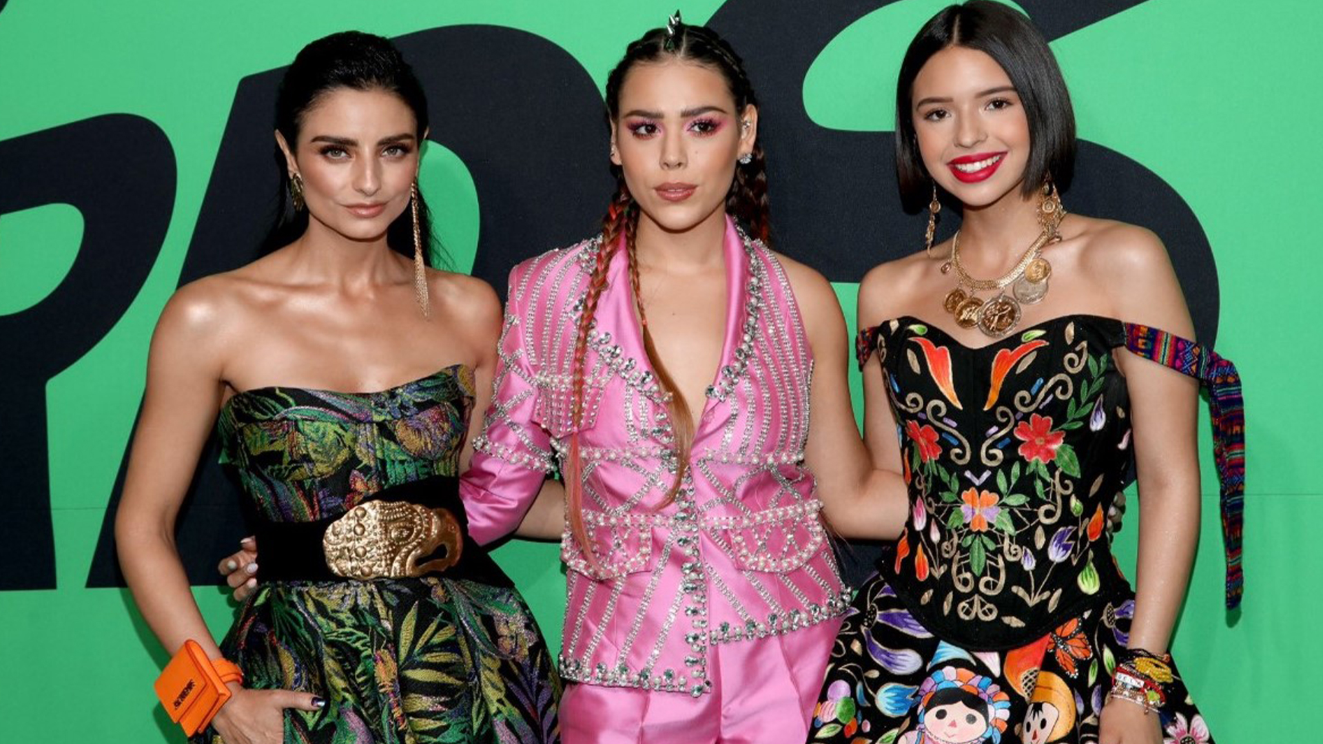 Danna Paola Y Aislinn Derbez Arrasaron Con Sus Multifacéticos Atuendos En Los Spotify Awards