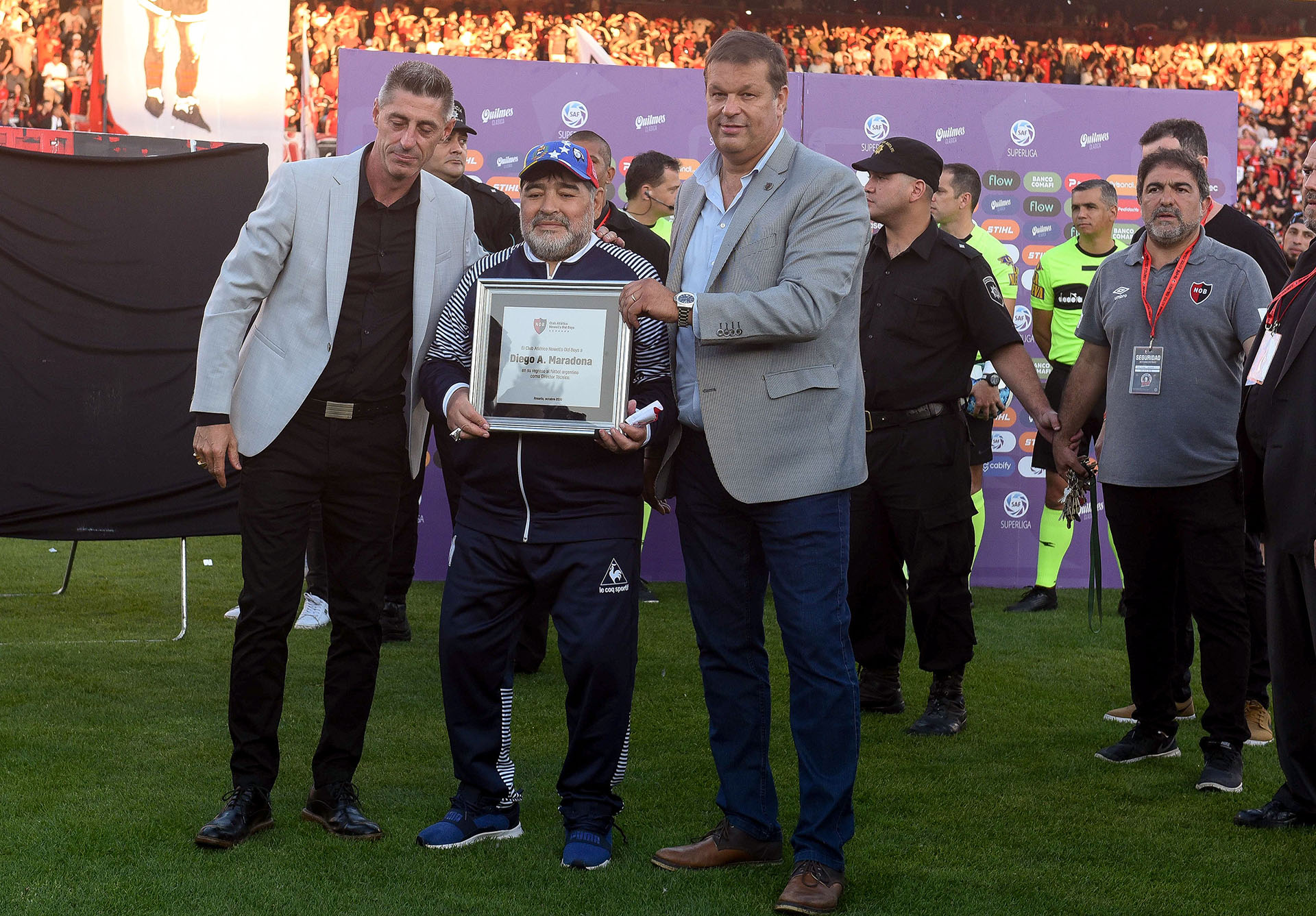 Las Perlitas Del Homenaje De Newells Que Hizo Llorar A Diego Maradona
