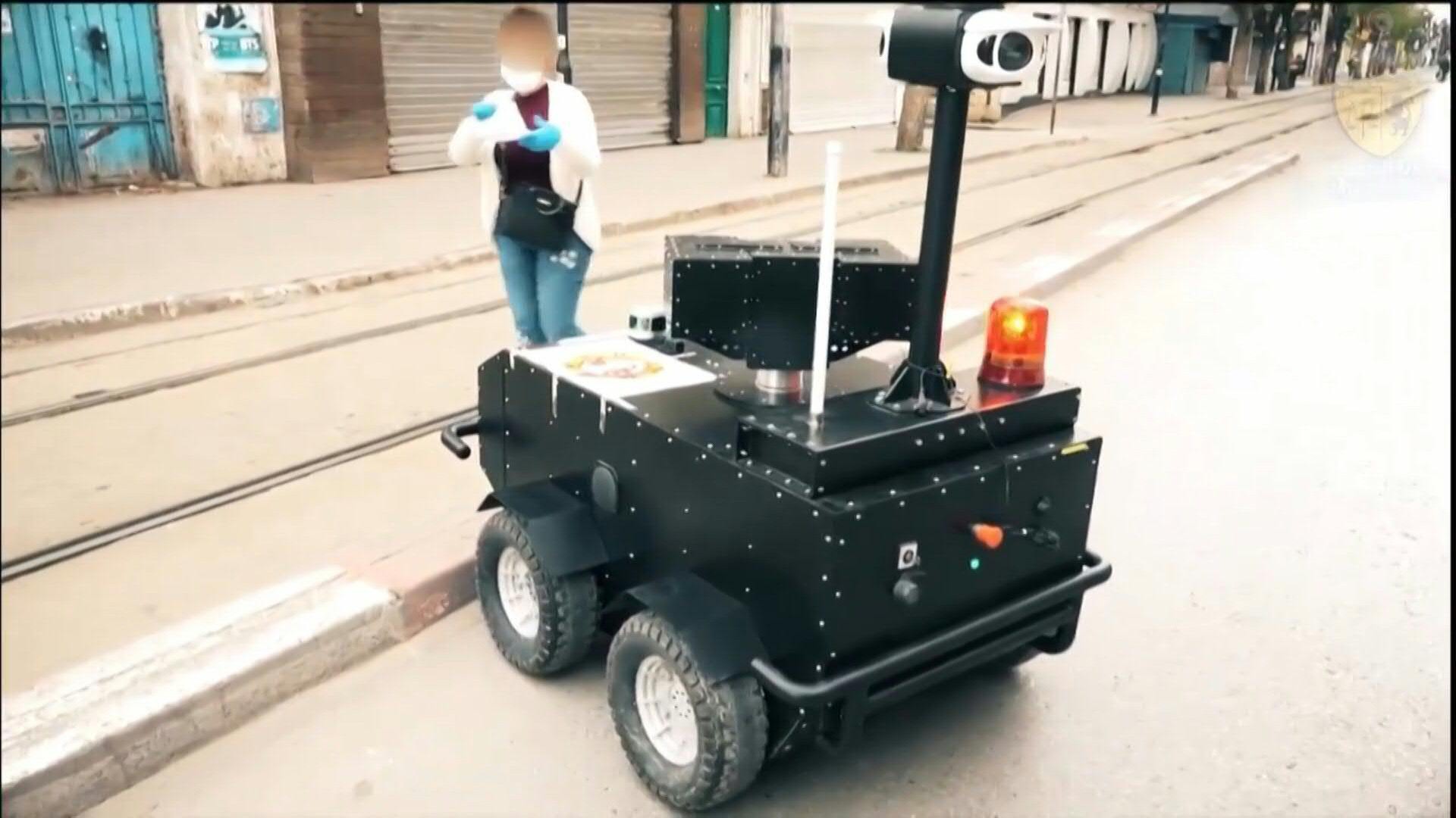 Un “robocop” Patrulla Las Calles De Túnez Durante Aislamiento Infobae